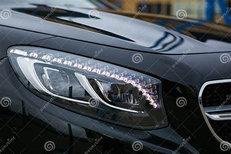 Προβολέας ενός σύγχρονου αυτοκινήτου πολυτέλειας αυτόματη λεπτομέρεια έννοια προσοχής