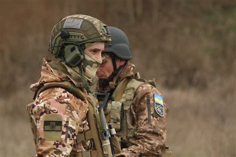 Бійці ЗСУ знищили ангар з ворожою технікою ВІДЕО
