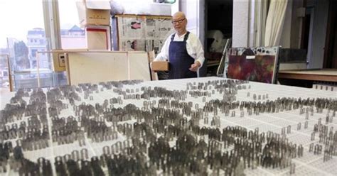 멀티플레이어 스님 이번엔 면도날로 대형 설치작품을