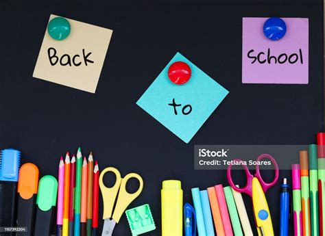 칠판 배경에 꼬집어 노트 용지에 학교 텍스트로 다시 다채로운 다양한 학교 고정 공간을 복사합니다 학교 개념으로 돌아가기 가위에 대한 스톡 사진 및 기타 이미지 Istock