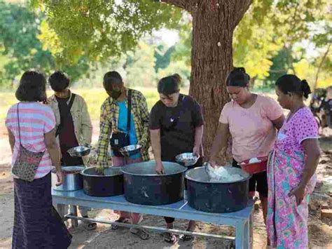 ဆားလင်းကြီးမြို့နယ်ရှိ စစ်ဘေးရှောင် ပြည်သူများကို အစားအသောက်များ ကျွေးမွေး လှူဒါန်း Khit Thit