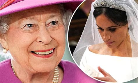 Królowa Elżbieta II bardzo chce się pozbyć Meghan Markle Ledwo
