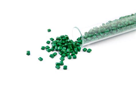 플라스틱 펠 릿입니다 플라스틱 원료 산업에 대 한과 립에 고분자 염색은 흰색 바탕에 녹색 이다 폐 폴 리 에틸렌 및 폴 리 프로필 렌의 처리 후 플라스틱과 립 중합체입니다