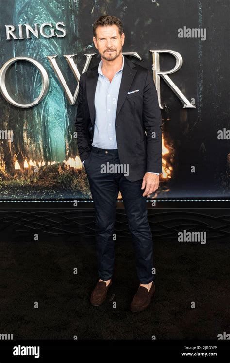 Lloyd Owen Assiste à Une Projection Spéciale Du Lord Of The Rings The Rings Of Power Produit