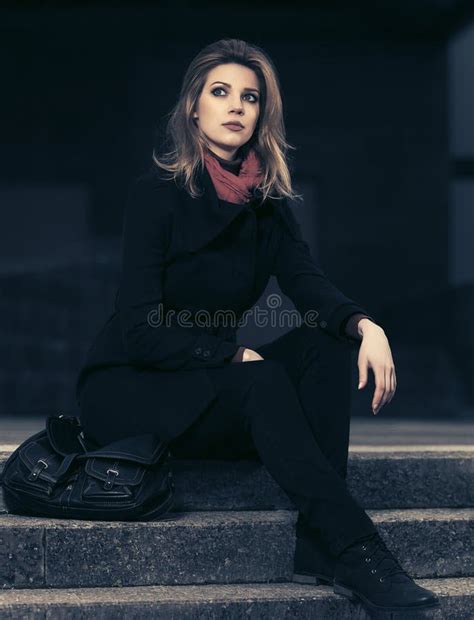 Potomstwo Mody Blond Kobieta W Okularach Przeciws Onecznych W Centrum