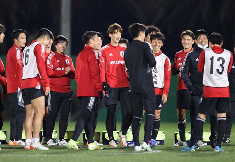 ＜日本代表候補合宿＞練習を終え笑顔の森保監督（右から2人目）と大迫（中央）ら日本代表イレブン（撮影・小海途 良幹） ― スポニチ