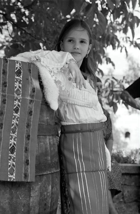 Srpska Devojčica U Narodnoj Nošnji Metohijskog Kraja Antique Bookcase Old Pictures Balkan