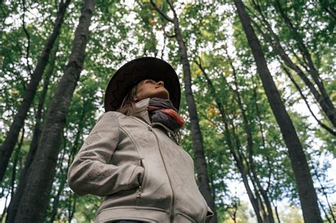 자연으로 돌아가기 숲에서 솔로 여행자 자연 속에서 걷는 행복한 젊은 여성 관광객 화창한 날에 숲에서 야외에서 즐기는 즐거움 건강한 생활방식에 대한 스톡 사진 및 기타 이미지