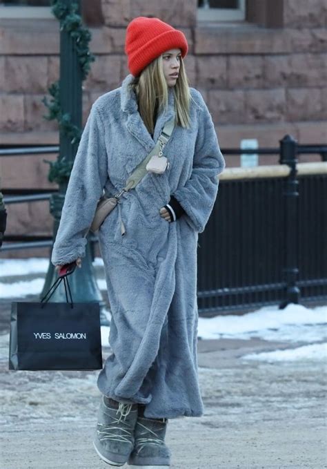 Sofia Richie Winter Street Style Shopping In Aspen 12 30 2019