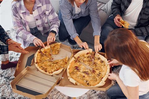 맛있는 피자를 먹는다 친구 그룹은 함께 실내파티를 가합니다 18 19세에 대한 스톡 사진 및 기타 이미지 18 19세 20 24세 25 29세 Istock
