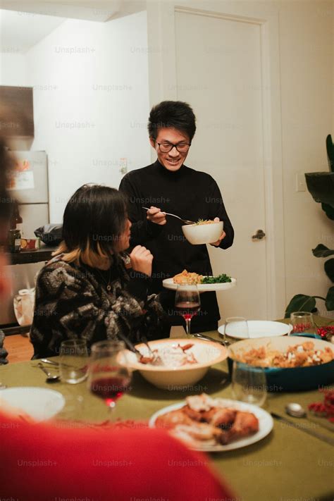 식탁에 둘러앉아 음식을 먹고 있는 한 무리의 사람들 사진 Unsplash의 식사 이미지