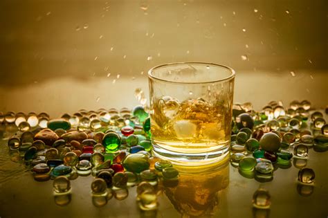 얼음 및 금색 햇빛을 가진 위스키 한 잔 일몰 배경에 스플래시와 위스키의 야외 샷 0명에 대한 스톡 사진 및 기타 이미지 0명 노랑 레스토랑 Istock