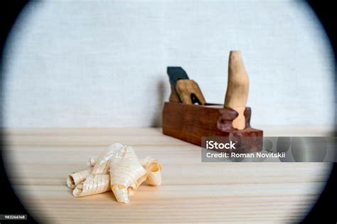 손으로 만든 나무 비행기 그리고 테이블 클로즈업에 나무 부스러기 Diy의 개념입니다 목공 및 공예 도구입니다 갈음질에 대한 스톡