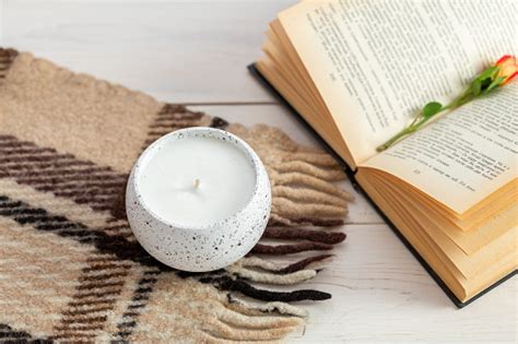 촛불 장미 책 나무 테이블에 격자 무늬가있는 아름다운 구성 선과 릴렉스 컨셉 0명에 대한 스톡 사진 및 기타 이미지 0명 가정 생활 가정의 방 Istock