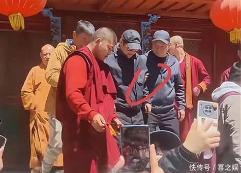 李连杰现身五台山！走道都快迈不开步了！蹒跚而行，宛若八十老翁 360娱乐，你开心就好