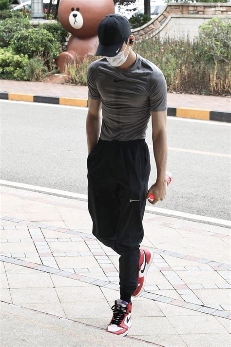 Пин на доске мужчина в чёрном Мужской стиль Стили мужской моды Корейская мода для мужчин