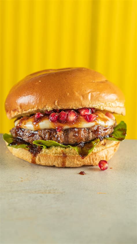 مزبوط صديقي الي انت شايفه قدامك هو اكبر برجر بالاردن ، مش لانك صايم ومن