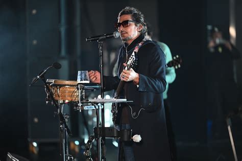 León Larregui estrena dos canciones más de Prismarama