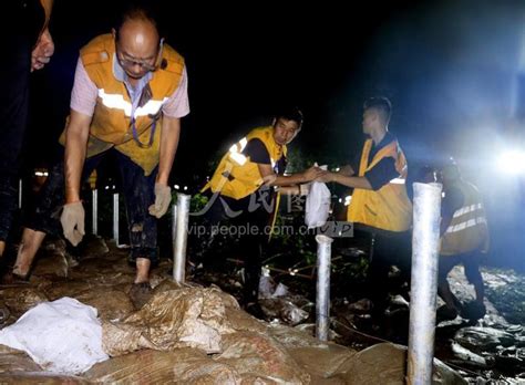 郑州：雨中处理路堤边坡溜塌病害 人民图片网
