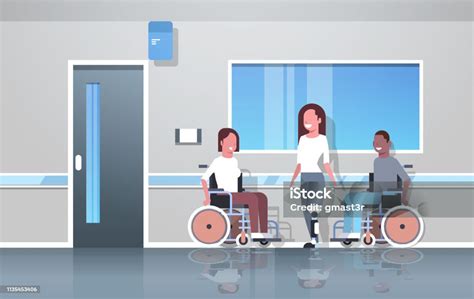 다양 한 경우에 부상 하는 장애인 들 혼합 경주 환자에 앉아 휠체어를 가진 여성 인공 다리 사고 장애 개념 병원 복도 클리닉