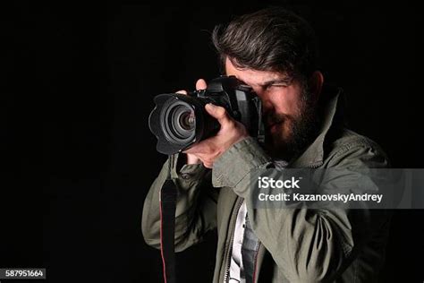 카키 재킷을 입은 사진작가가 사진을 찍습니다 닫습니다 검은 색 배경 건물 정면에 대한 스톡 사진 및 기타 이미지 건물 정면 검은색 긍정적인 감정 표현 Istock