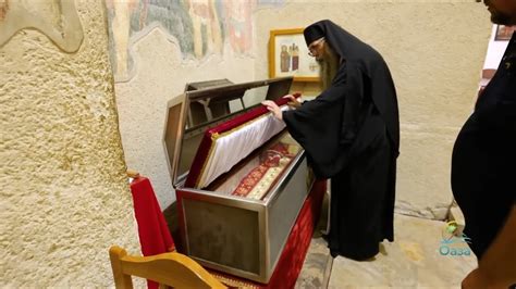 ОТВАРАЊЕ КИВОТА СА МОШТИМА СВ СТЕФАНА ЛАЗАРЕВИЋА О Стефан Рајчић манастир Копорин Youtube