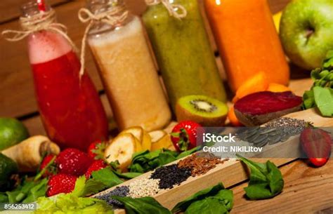Bermacammacam Smoothie Buah Dan Sayuran Dalam Botol Kaca Dengan Sedotan