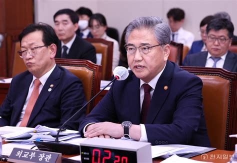 포토 질의 답변하는 박진 외교부 장관
