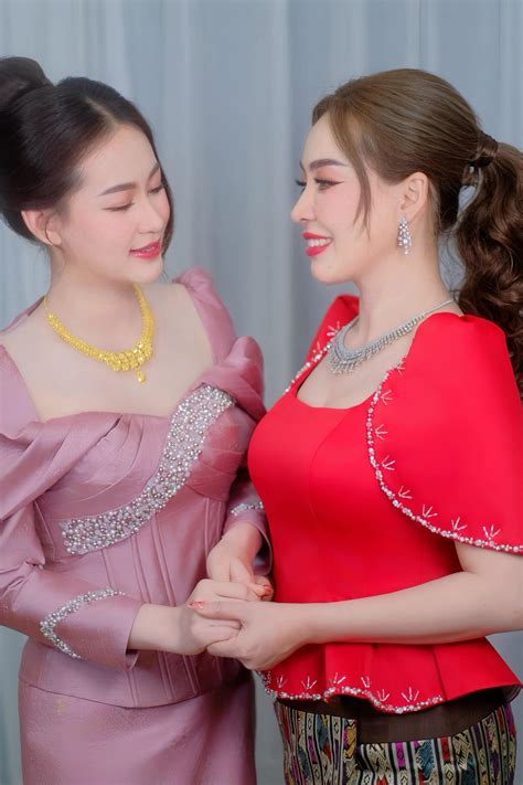 ນາງ ນາງ ດາຫຼິງຂາຍເຄື່ອງສຳອາງລາຄາຖືກ