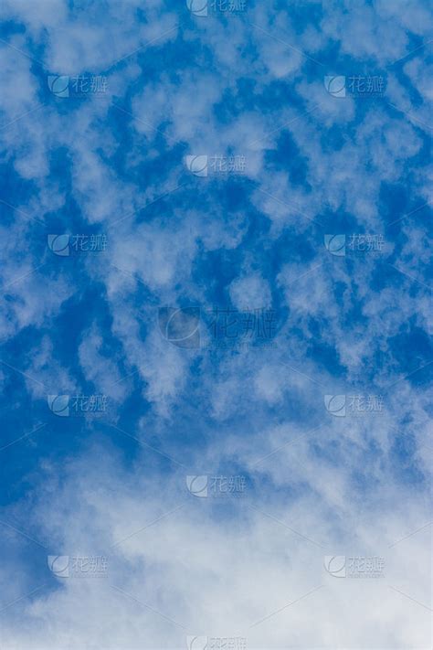 白云在湛蓝的天空中