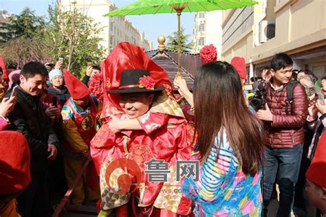 菏澤一小伙辦中式婚禮 新郎騎馬新娘坐轎舞獅開道 每日頭條
