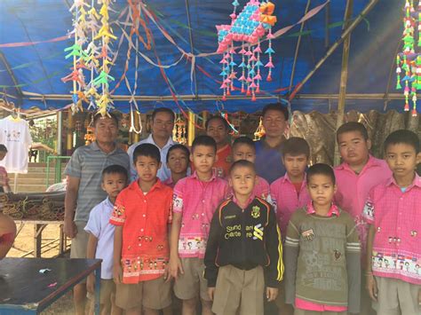 ครูนักเรียนโรงเรียนบ้านหนองผงร่วมกับชุ โรงเรียนบ้านหนองผง