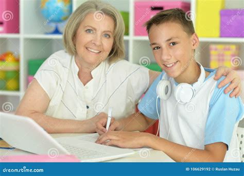 Oma Mit Ihrem Enkel Stockfoto Bild Von Mode Traurig 106629192