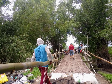 Jembatan Antar Desa Putus Total Di Nganjuk Warga Bangun Jembatan