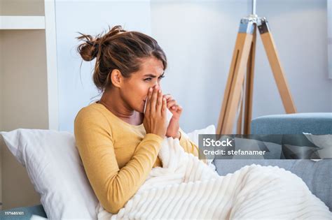 아픈 여자독감여자는 감기에 걸렸습니다 조직으로 재채기 두통 바이러스 의약품 젊은 여자 감염 에 감기 불고 그녀의 코 에 손수건