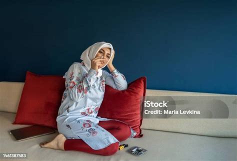 중동 아라비아 이슬람 여성은 집에서 담배 담배를 피우고 건강에 해로운 생활 방식 개념입니다 사회 문제 중독 니코틴 살인 습관 복사 공간 Mental Wellbeing에 대한