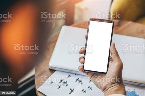 남자의 닫고 여자 손 빈 복사본 공간 빛 일몰 카페에 당신의 텍스트 메시지에 대 한 휴대 전화 감동 들고 빈티지 음색 선택적
