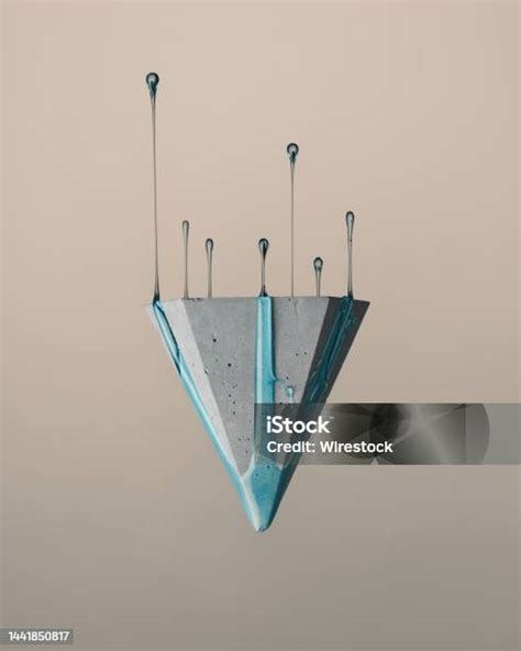 분홍색 배경에 격리된 위쪽으로 떨어지는 파란색 페인트가 있는 회색 삼각형의 거꾸로 거꾸로에 대한 스톡 사진 및 기타 이미지