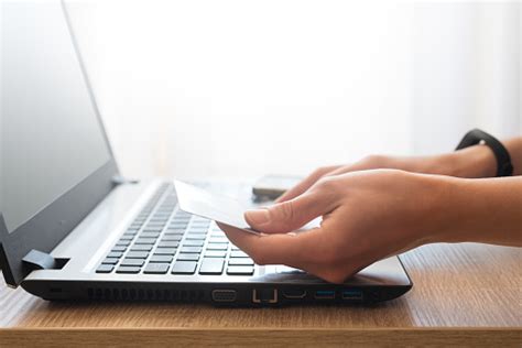 신용 카드를 들고 온라인 쇼핑을 위한 노트북 컴퓨터를 사용하는 여성 전자 상거래 또는 인터넷 뱅킹 개념 선택적 초점 가정 생활에 대한 스톡 사진 및 기타 이미지 Istock