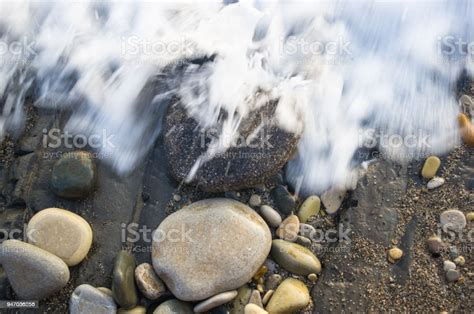 海のビーチで小石石の泡と海の波 しぶきを上げるのストックフォトや画像を多数ご用意 しぶきを上げる ターコイズブルー バケーション
