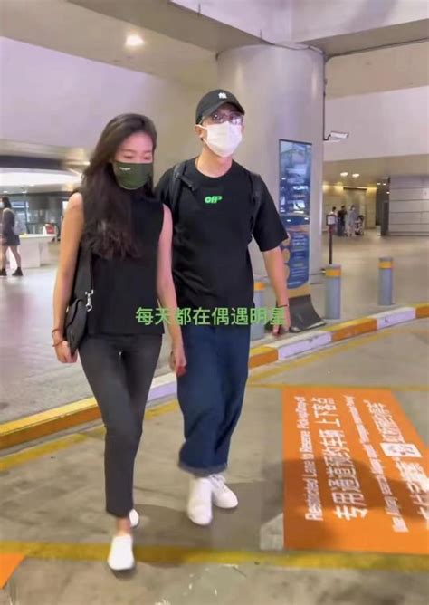黃軒攜女友走機場，女方看似打扮低調，但素顏卻撞臉鞏俐 每日頭條