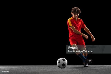 소년의 초상화 십대 프로 축구 선수 검은 배경 위에 고립 된 훈련 발로 공 12 13세에 대한 스톡 사진 및 기타 이미지