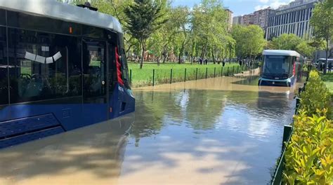 Eyüpsultan da su borusu patladı tramvaylar mahsur kaldı