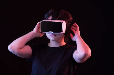 Free Photo Young Woman Using Vr Glasses