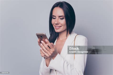 백인 화려한 멋진 사랑 스러운 귀여운 숙 녀의 초상화를 닫습니다 그리고 회색 배경 웃 고 어깨에 황금 체인 빛 순수에 서 서