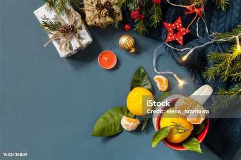 푸른 배경에 전나무 가지 현재 원뿔 및 귤이있는 겨울 구성 아늑한 겨울 분위기 위에서보기 공간을 복사합니다 0명에 대한 스톡