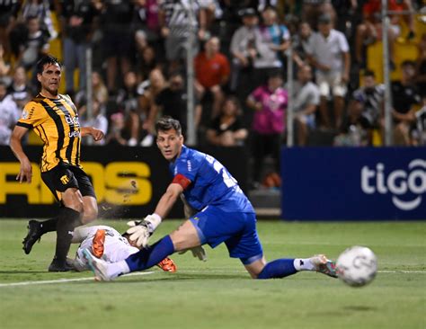 Fútbol Paraguayo Libertad Vs Guaraní Un Clásico Que Puede Cambiar El