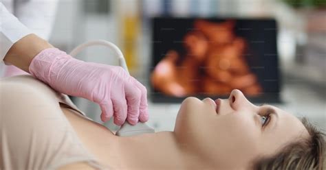 여성의 목에 닿은 의사의 손 갑상선 초음파 클로즈업 갑상선염의 진단 갑상선기능저하증의 치료 사진 Unsplash의 인후 검사 이미지