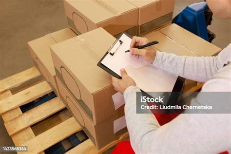 상자가있는 팔레트 근처에 클립 보드를 들고있는 작업자 클로즈업 30 34세에 대한 스톡 사진 및 기타 이미지 30 34세 공장 산업 건물 나름 Istock