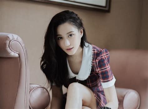 賭王兒女關係破冰？何超蓮發雜誌硬照，四房長女何超盈為妹妹點讚 每日頭條
